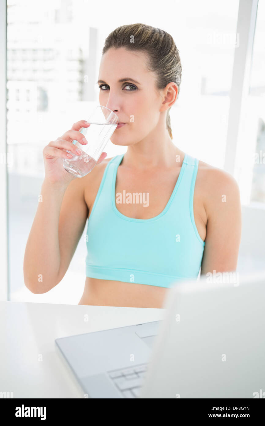 Fit woman in sportswear drinking water Stock Photo - Alamy