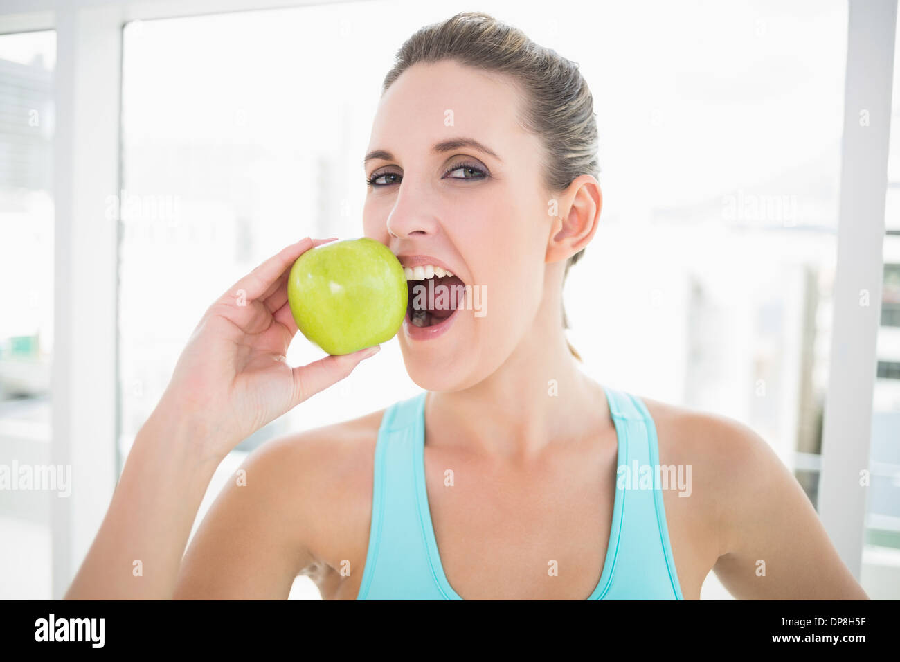 Woman eating an apple hi-res stock photography and images - Alamy