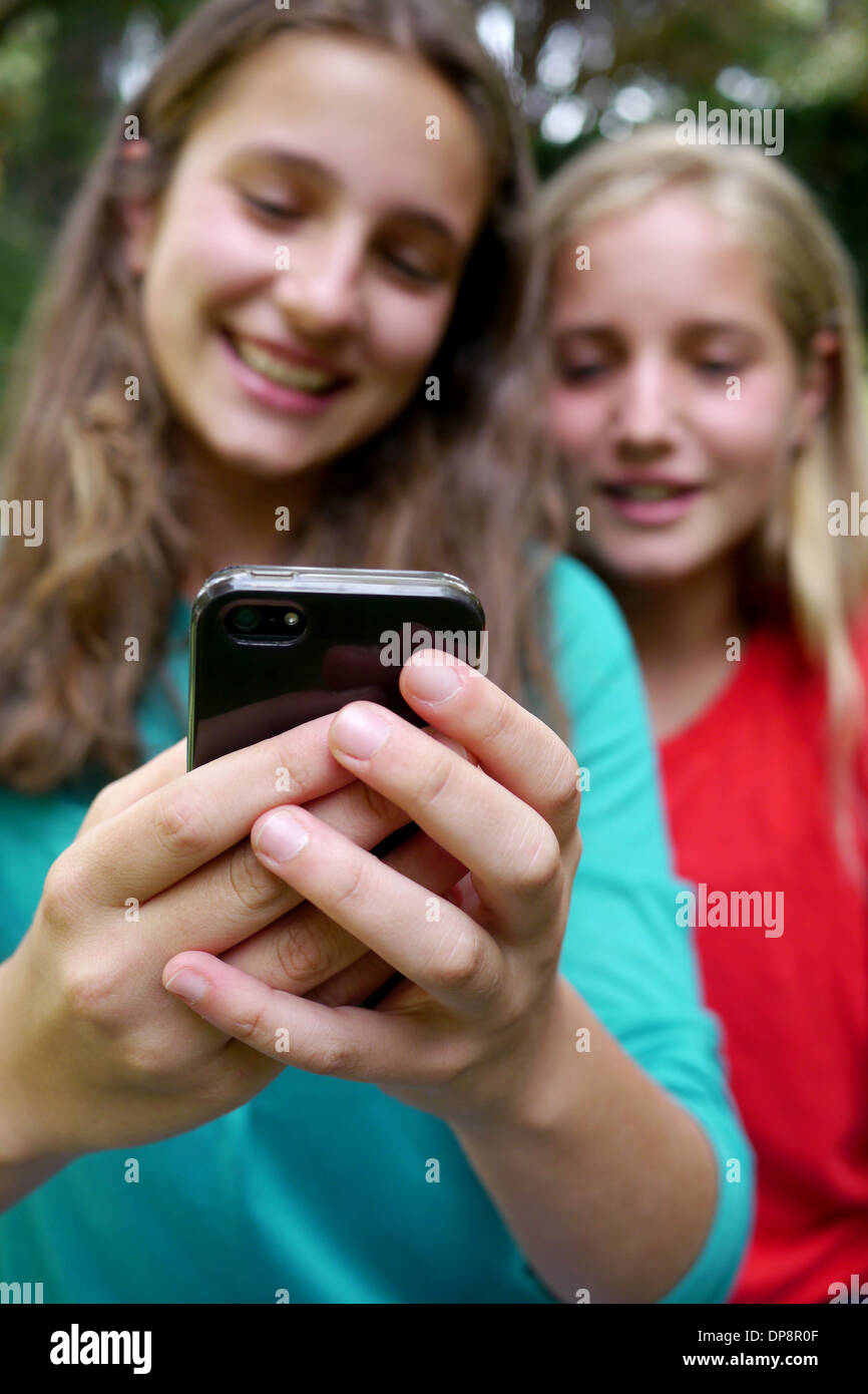 girls sends a text message Stock Photo - Alamy