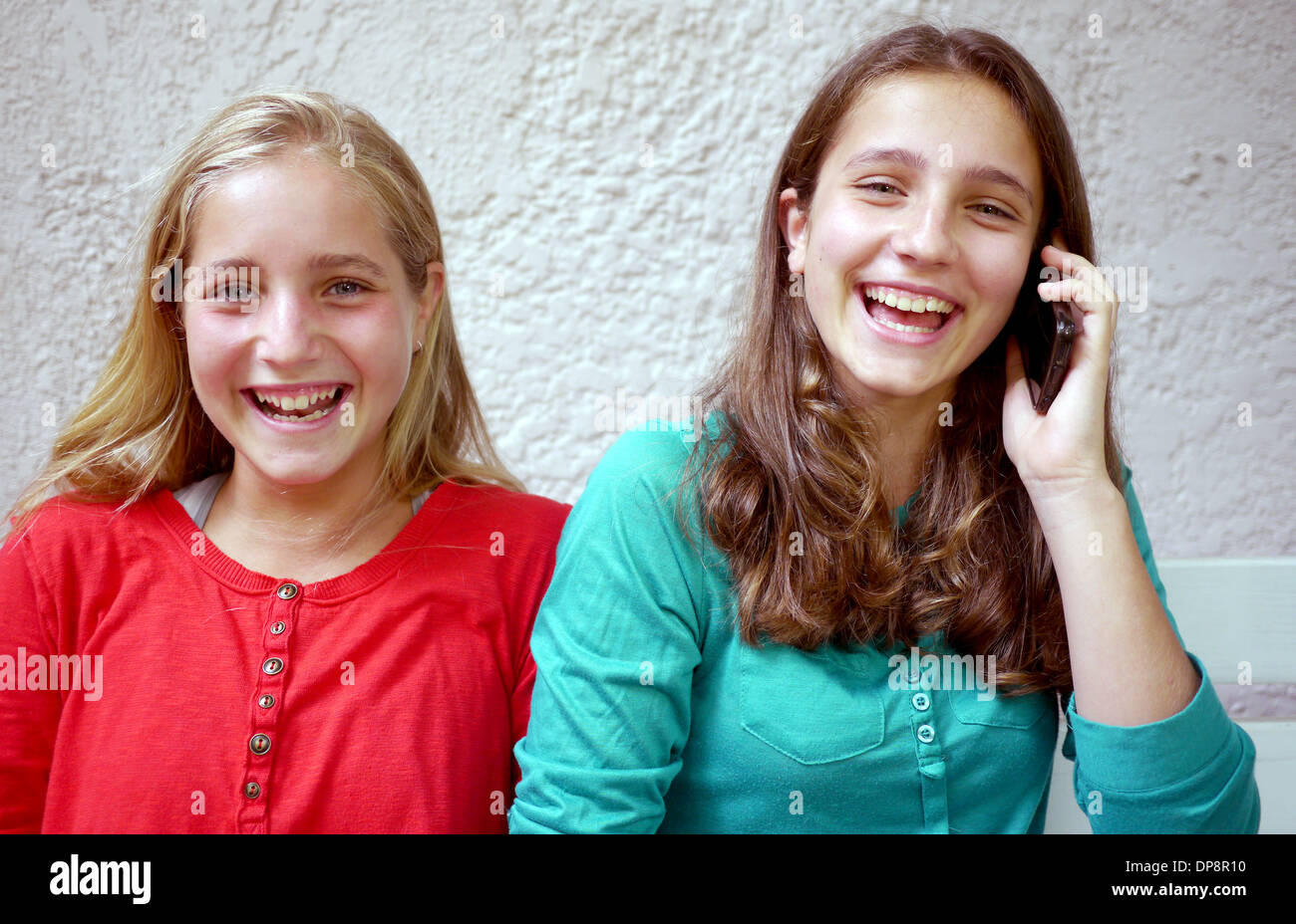 two girls using a cellphone Stock Photo - Alamy