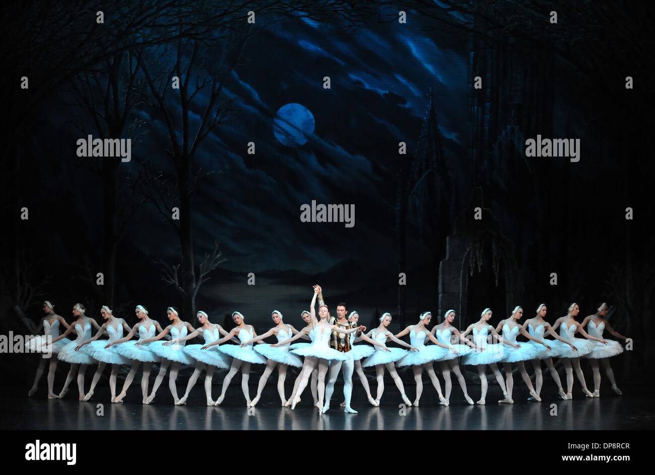 Swan lake ballet hi-res stock photography and images - Alamy