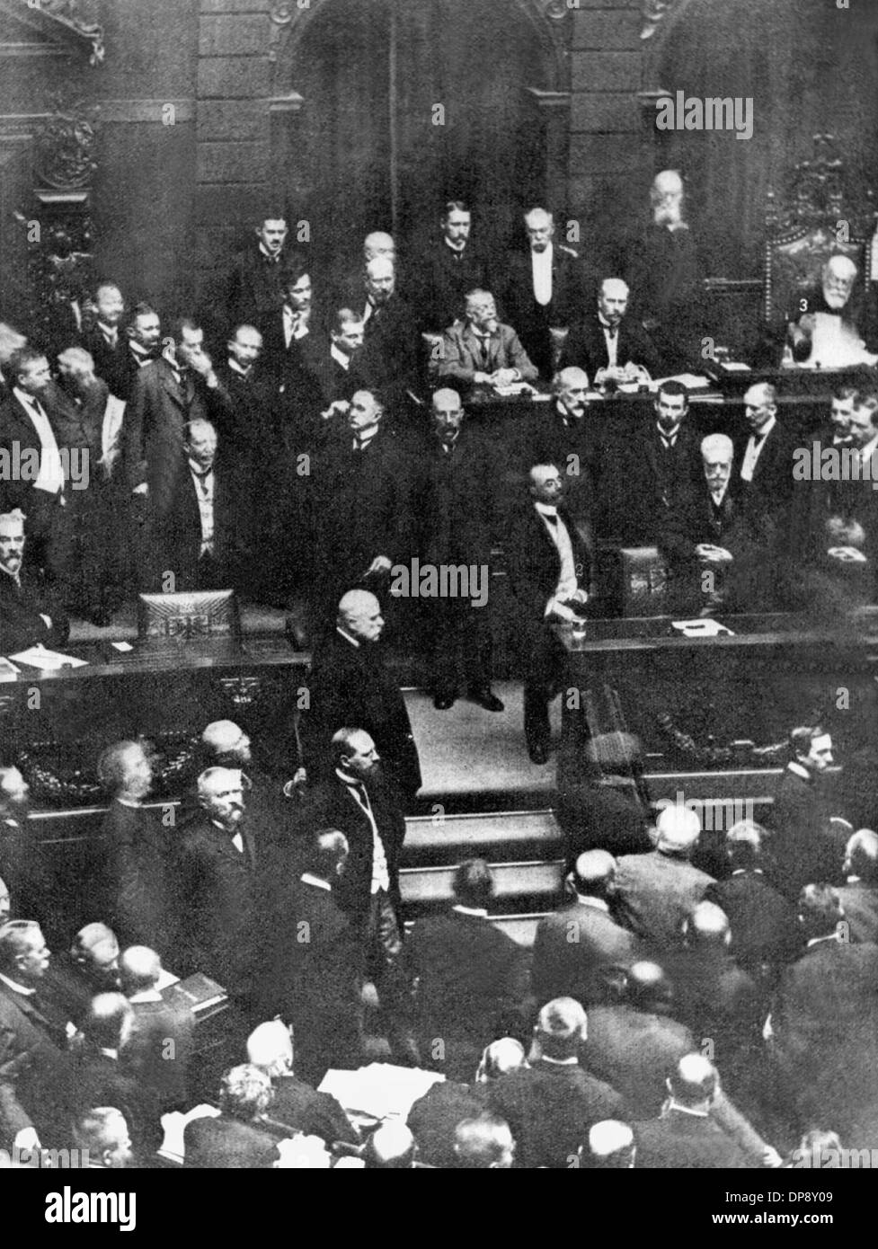 The photograph of the Reichstag session on the 10th of July in 1909 ...