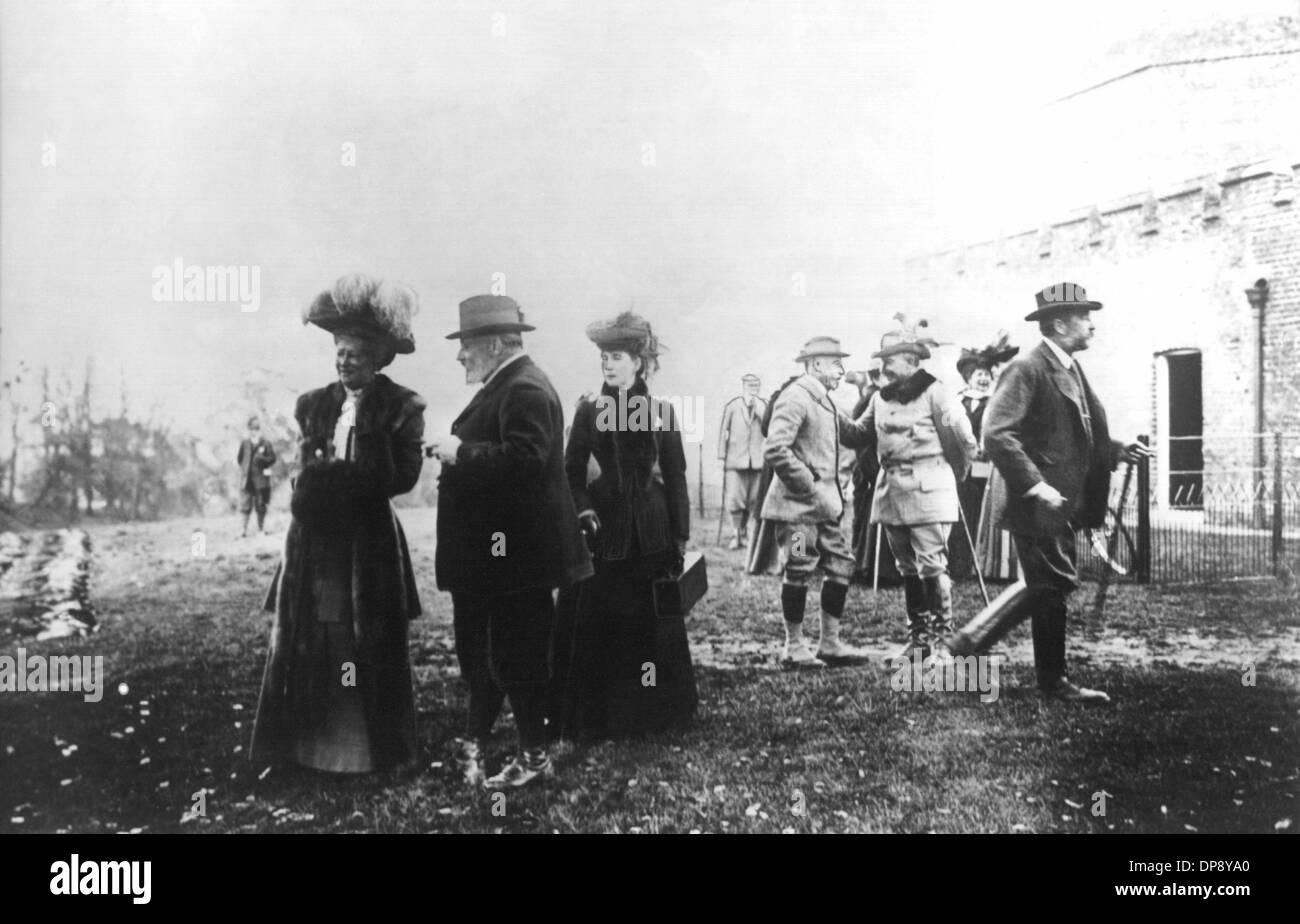 German head of state Emperor Wilhelm II. (r, with riding boots) and his ...