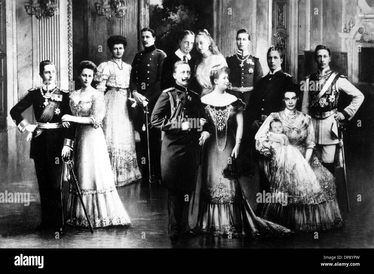 Contemporary photograph of Emperor Wilhelm II (m) among his family. The ...