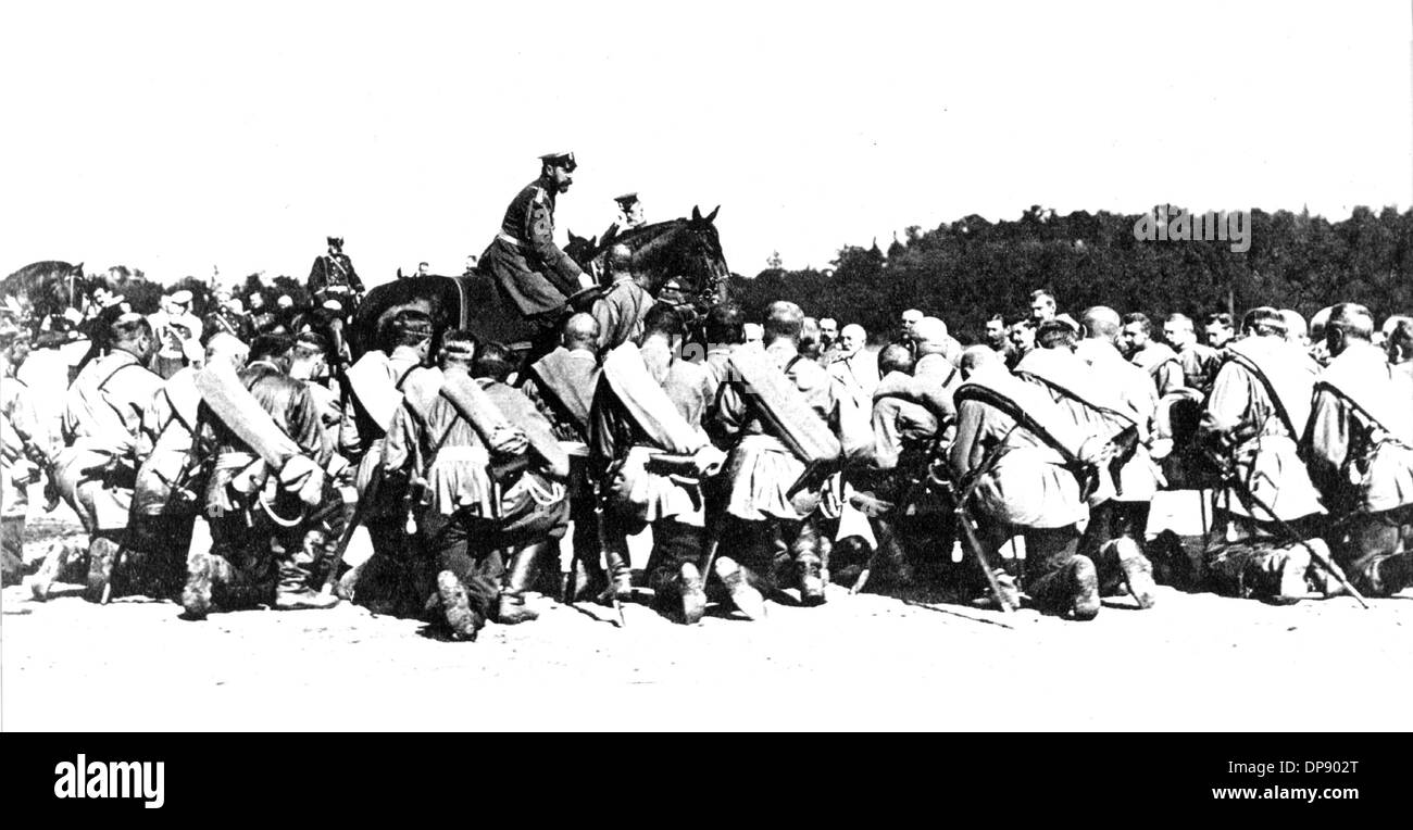 Tsar Nikolaus II. on horse back in the middle of kneeling soldiers ...