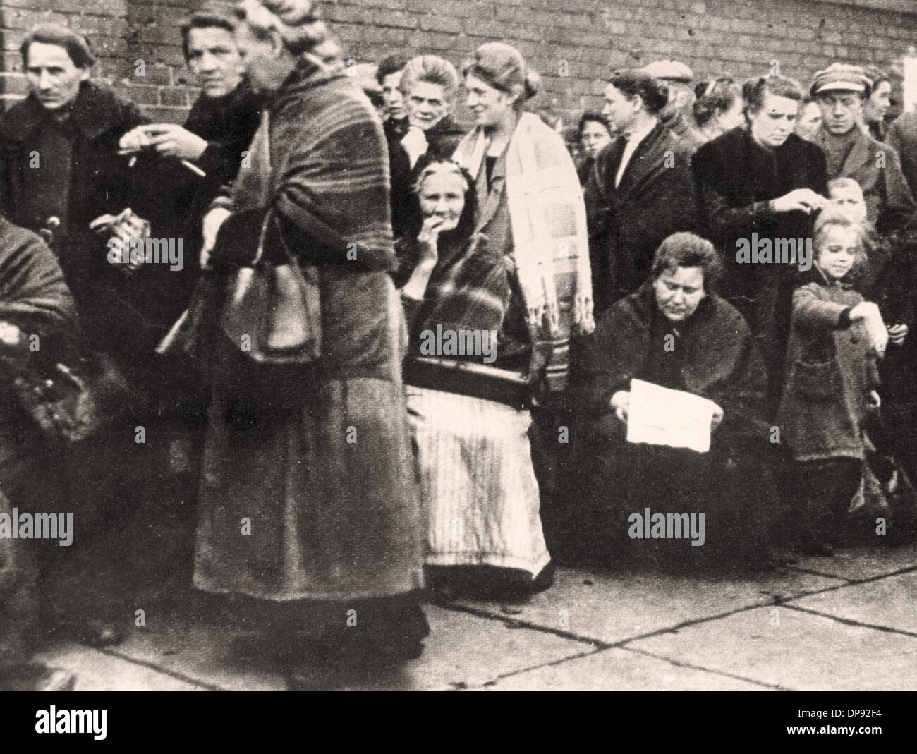 World war food queue hi-res stock photography and images - Alamy