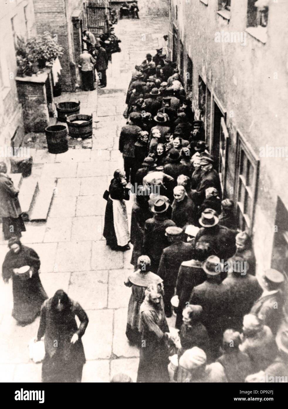 Women and children queue for food in Hamburg, Germany, in March 1915 ...
