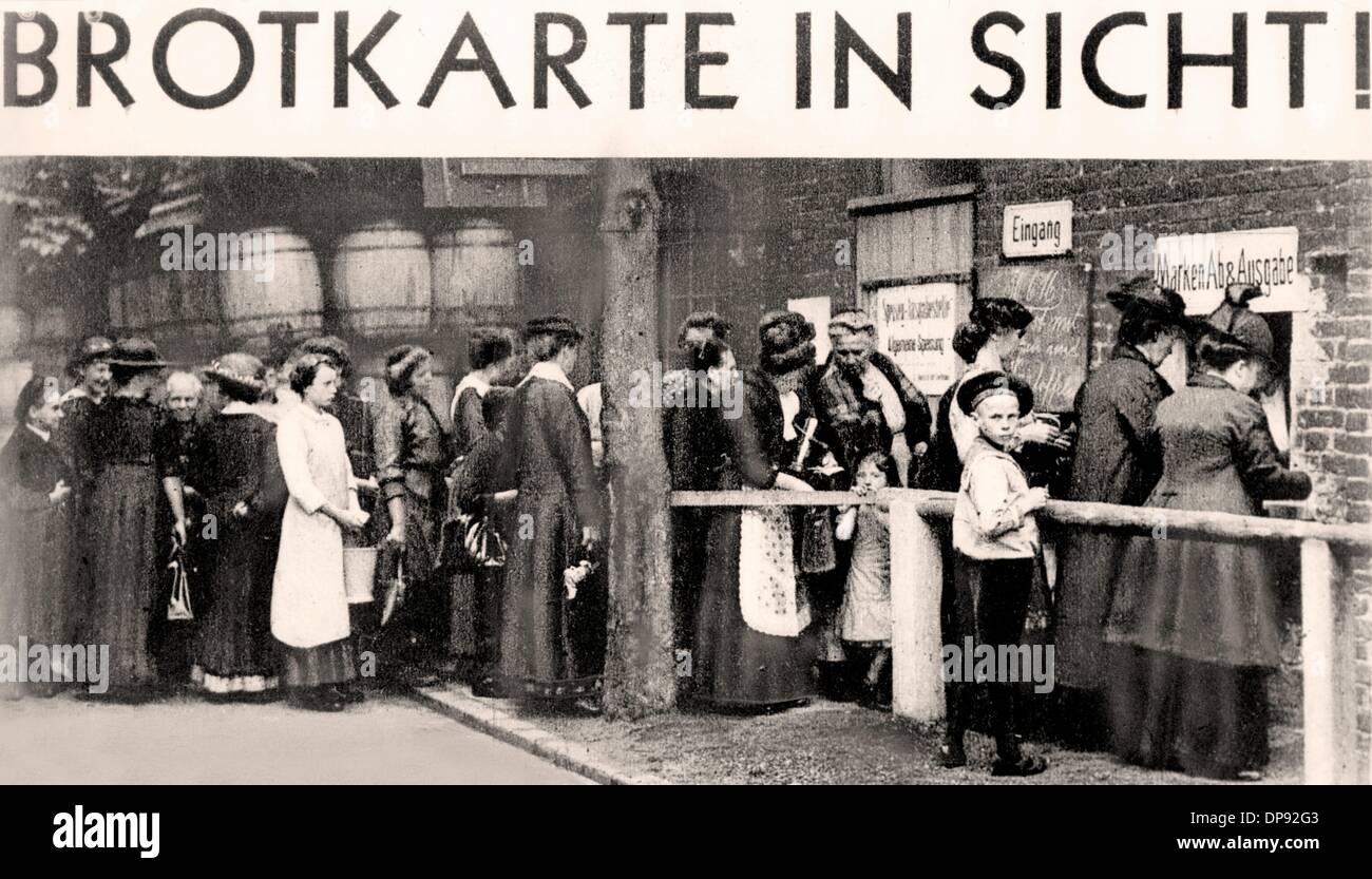 World war food queue hi-res stock photography and images - Alamy