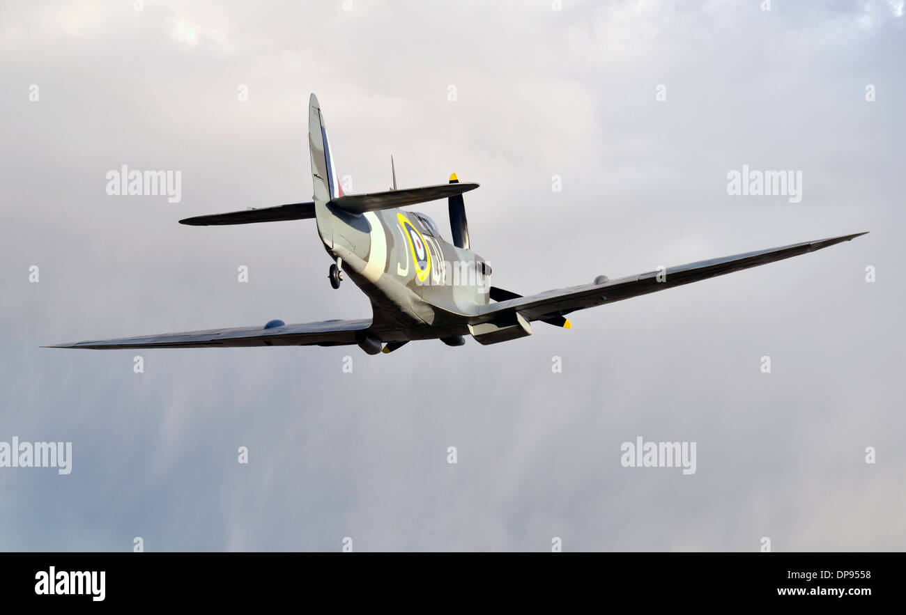 Spitfire and dogfight hi-res stock photography and images - Alamy