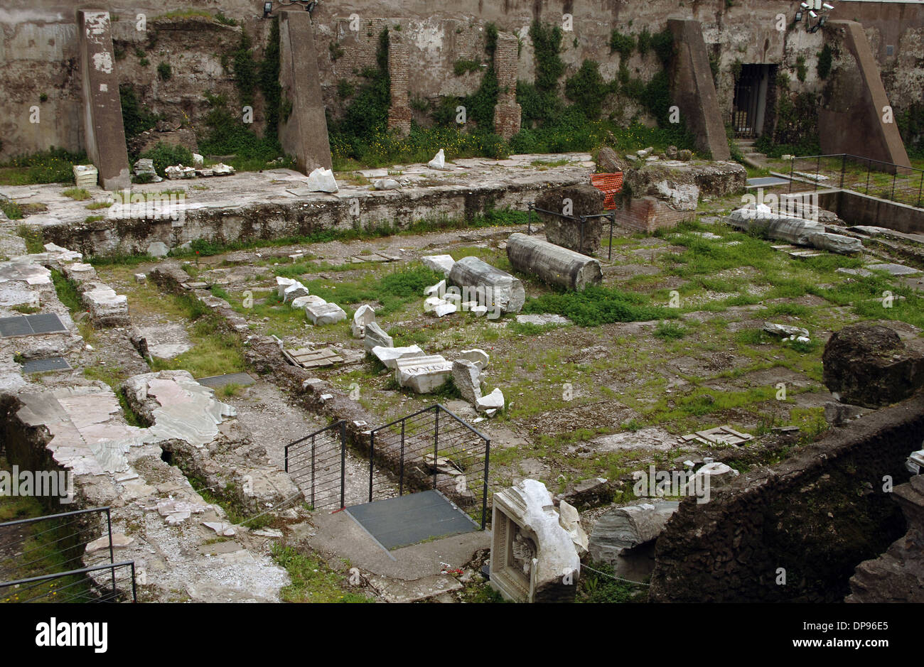 Damascus ruins hi-res stock photography and images - Alamy