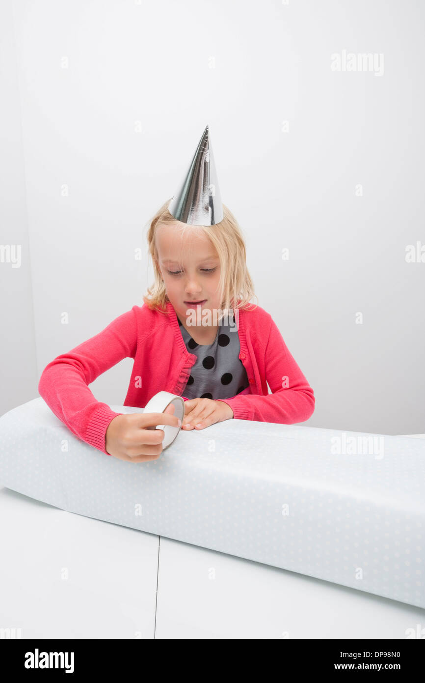 Wrapping table hi-res stock photography and images - Alamy