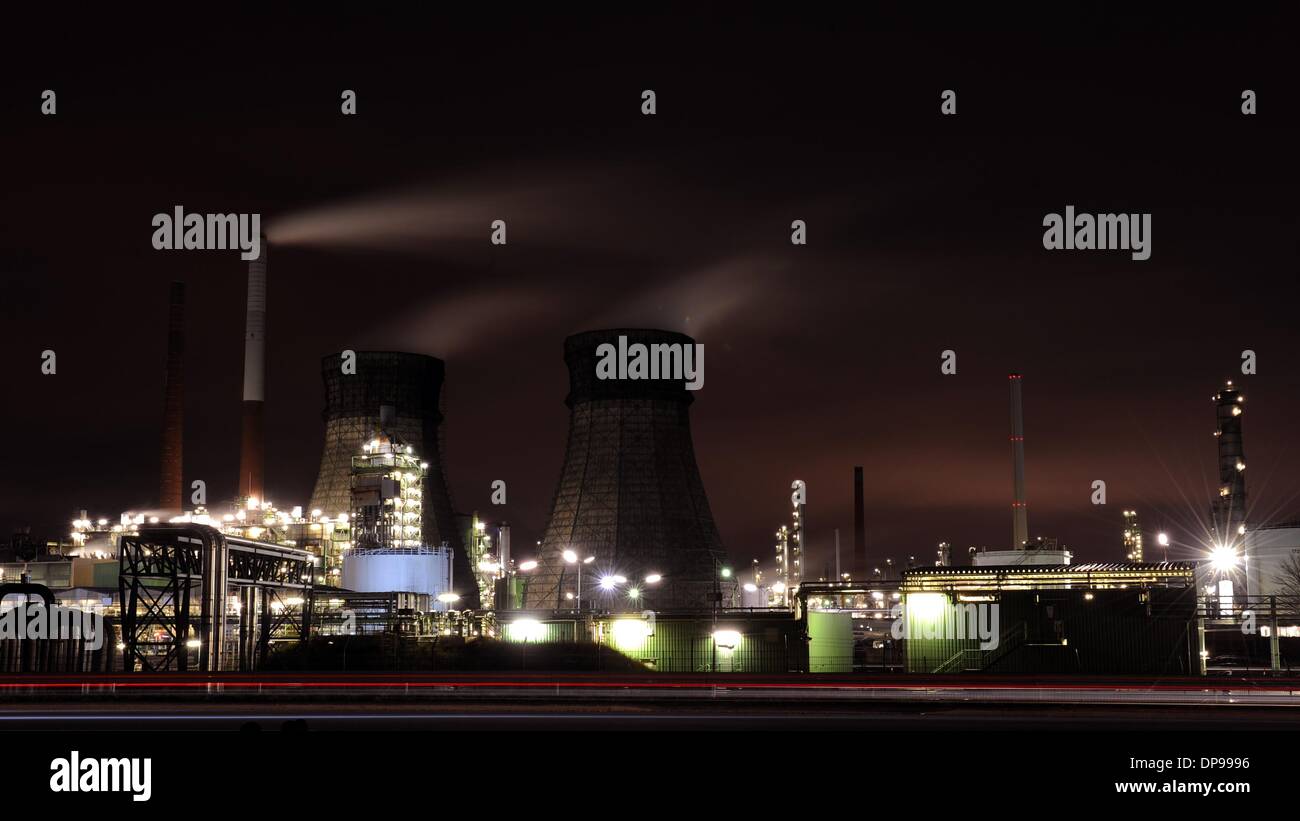 Shell oil refinery hi-res stock photography and images - Alamy