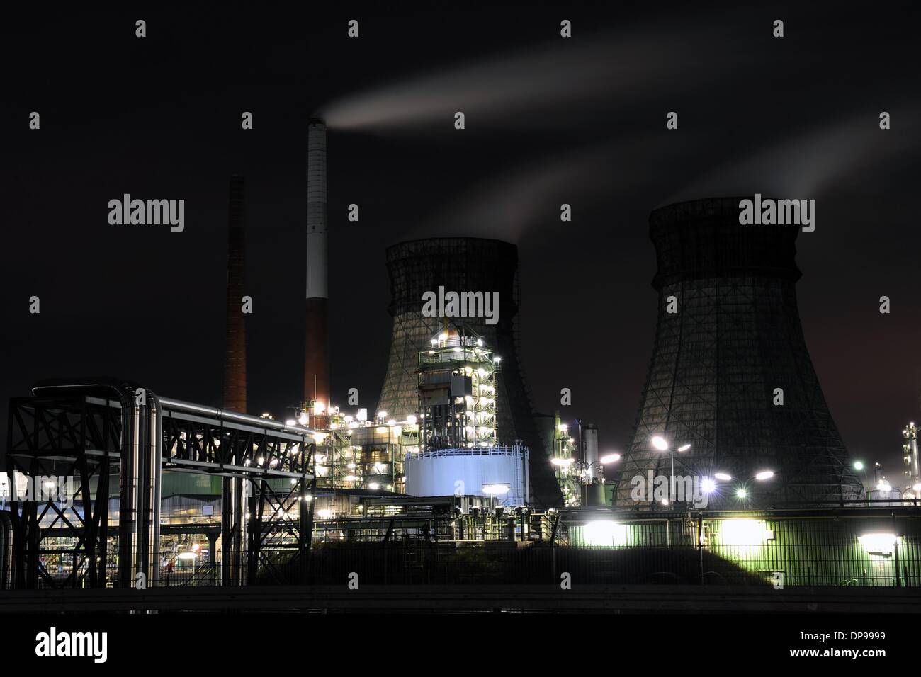 Cologne, Germany. 09th Jan, 2014. The Shell oil refinery in Godorf near ...