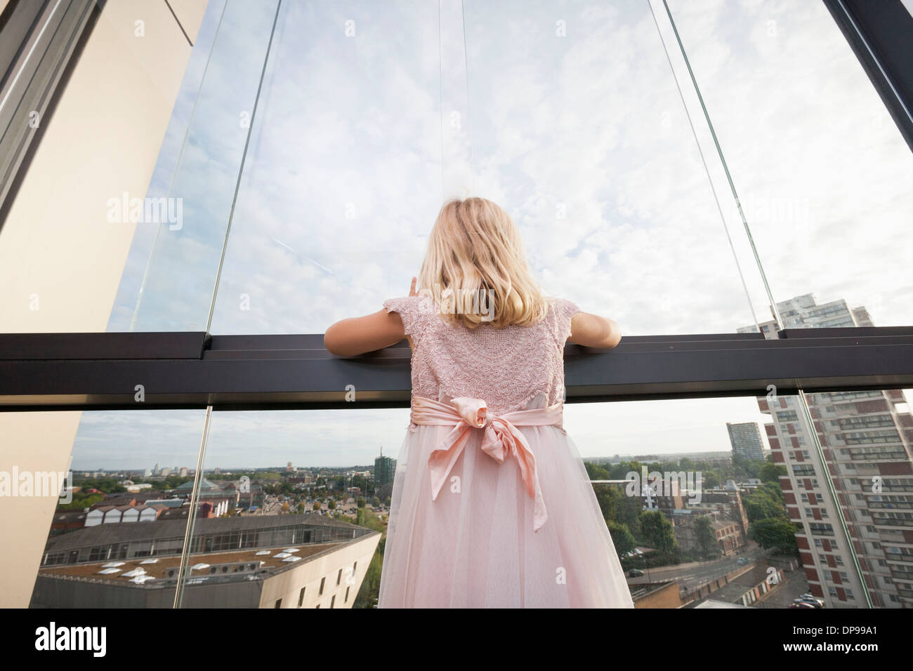 Child back view window hi-res stock photography and images - Alamy