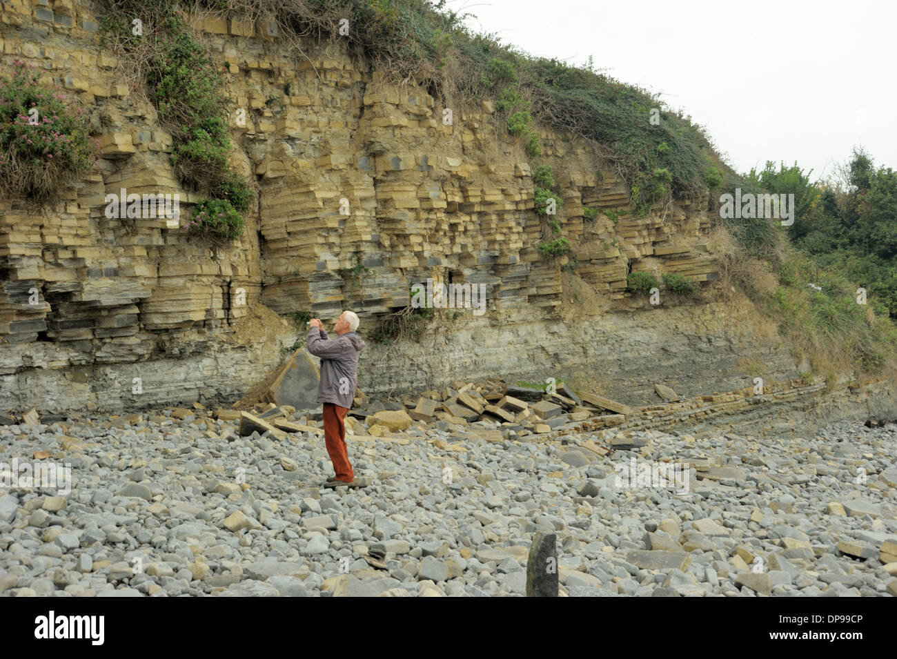 Photographing Rock Formations at Lavernock Point Stock Photo - Alamy