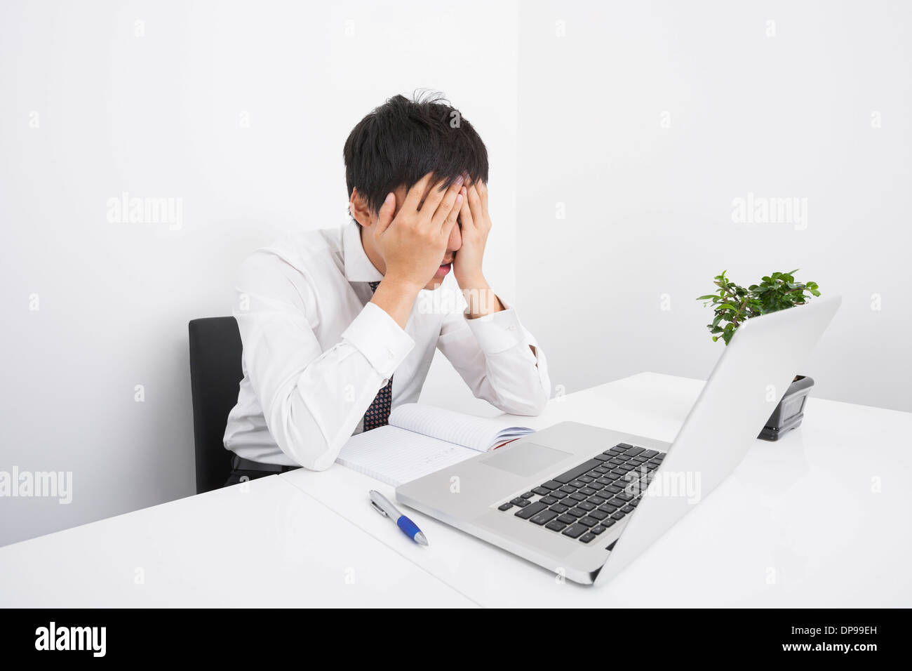 Tired at office desk hi-res stock photography and images - Alamy