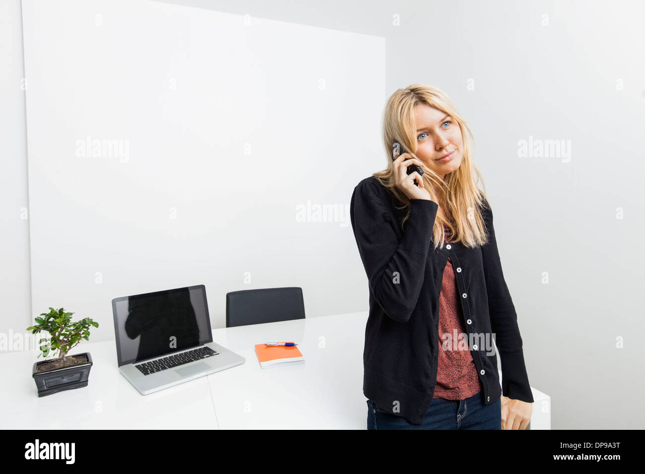 Answering businesspeople hi-res stock photography and images - Alamy