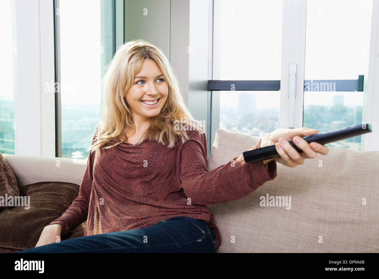 Young people watching tv house hi-res stock photography and images - Alamy