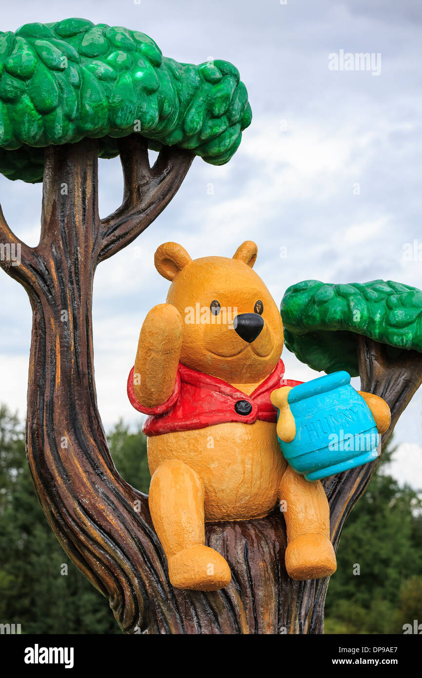 Pooh bear statue hi-res stock photography and images - Alamy