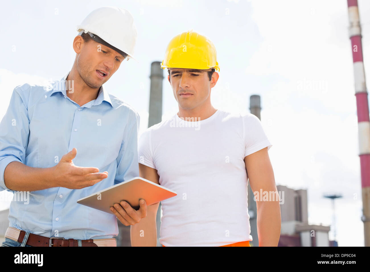 Male construction workers hi-res stock photography and images - Alamy