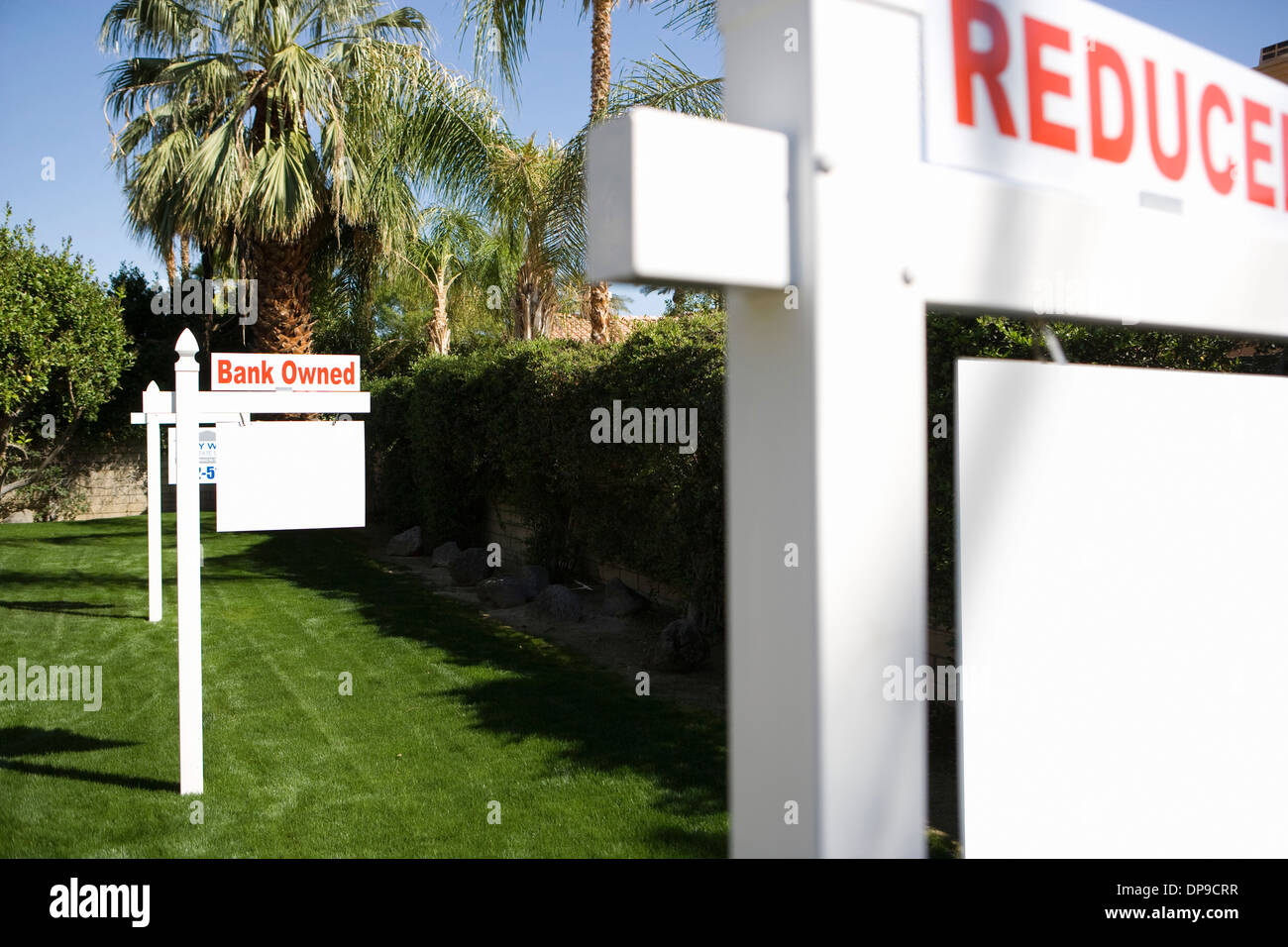 Bank owned sign hi-res stock photography and images - Alamy