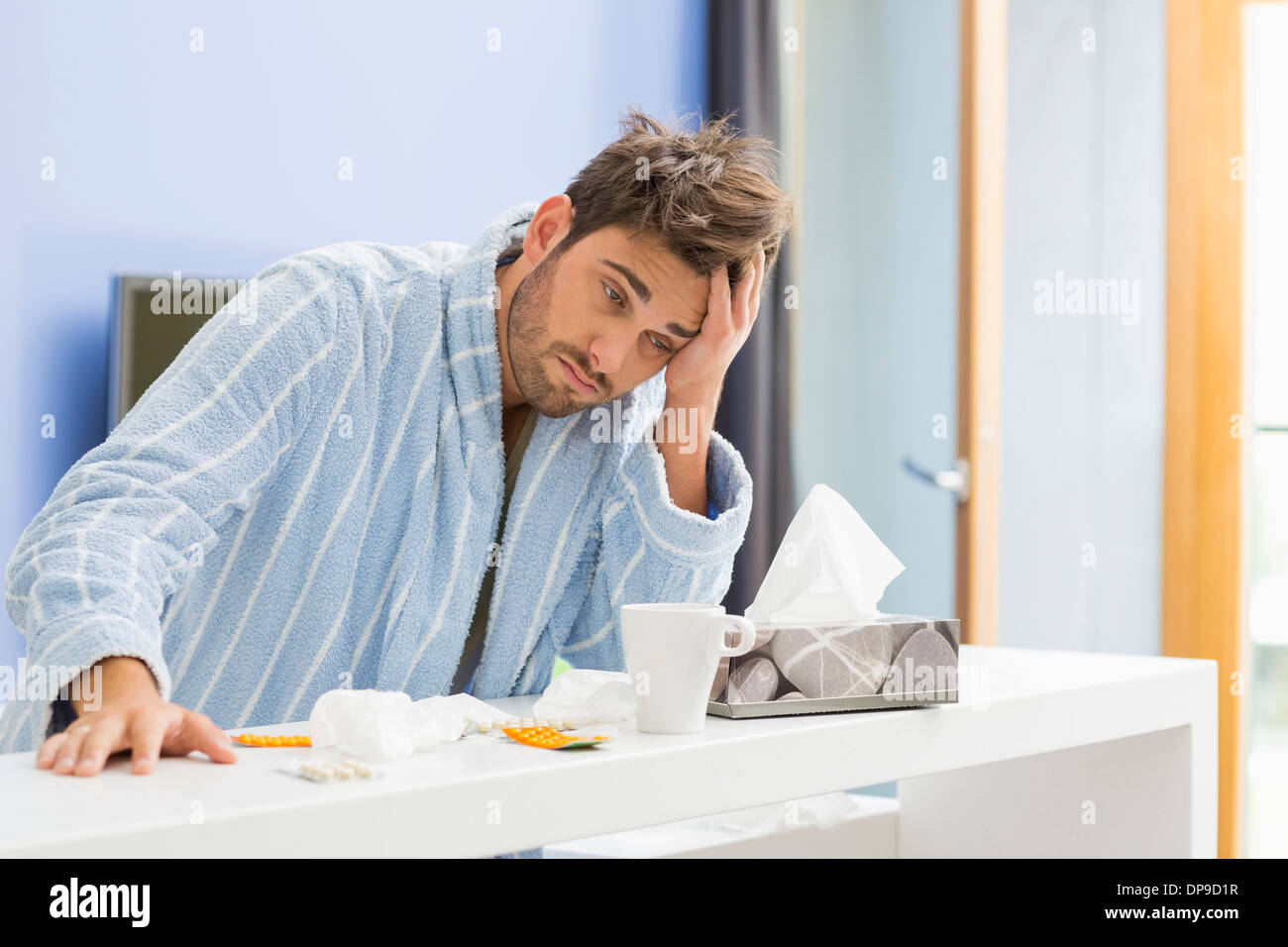 Man leaning on counter hi-res stock photography and images - Alamy