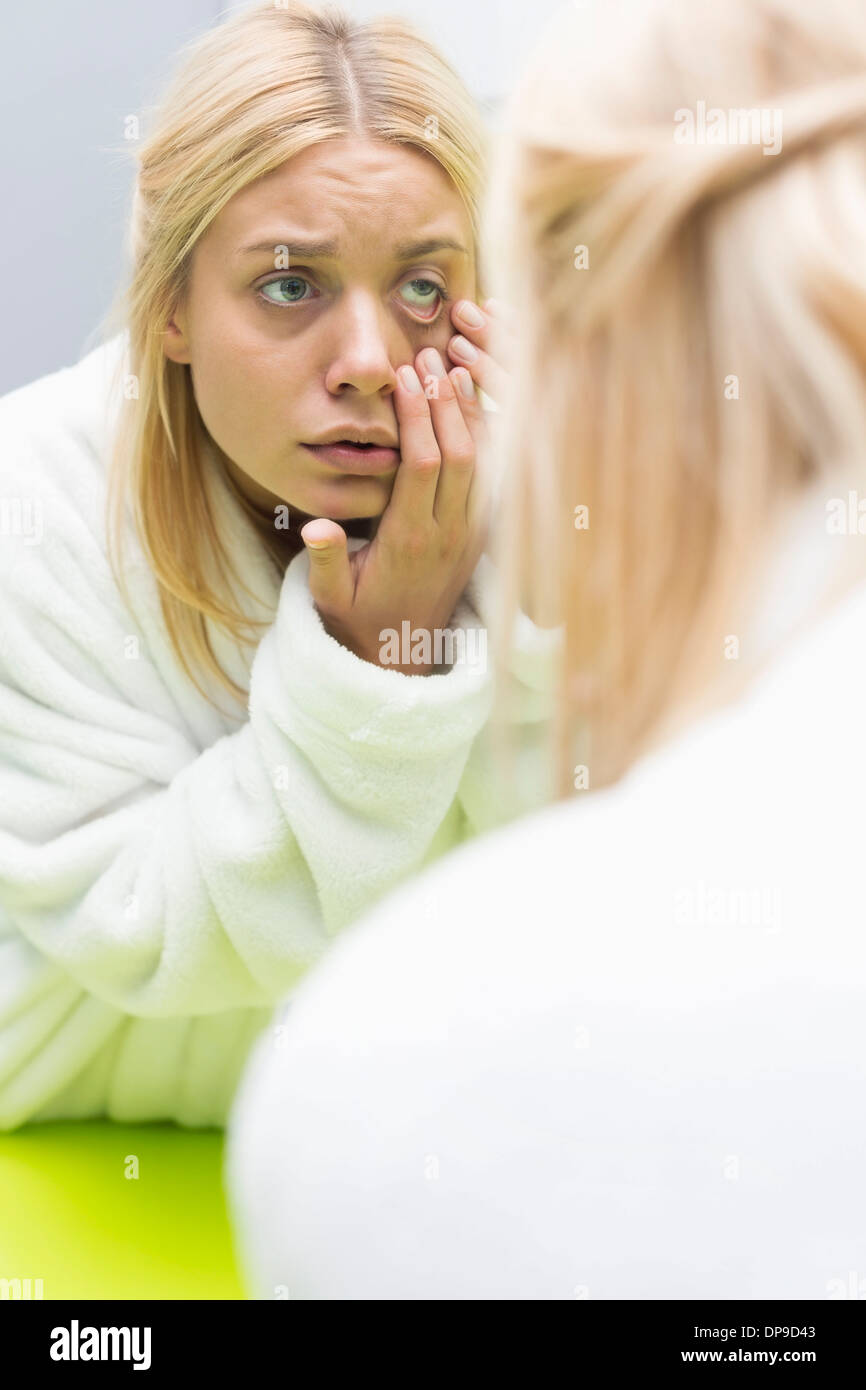 Back of head in mirror hi-res stock photography and images - Alamy