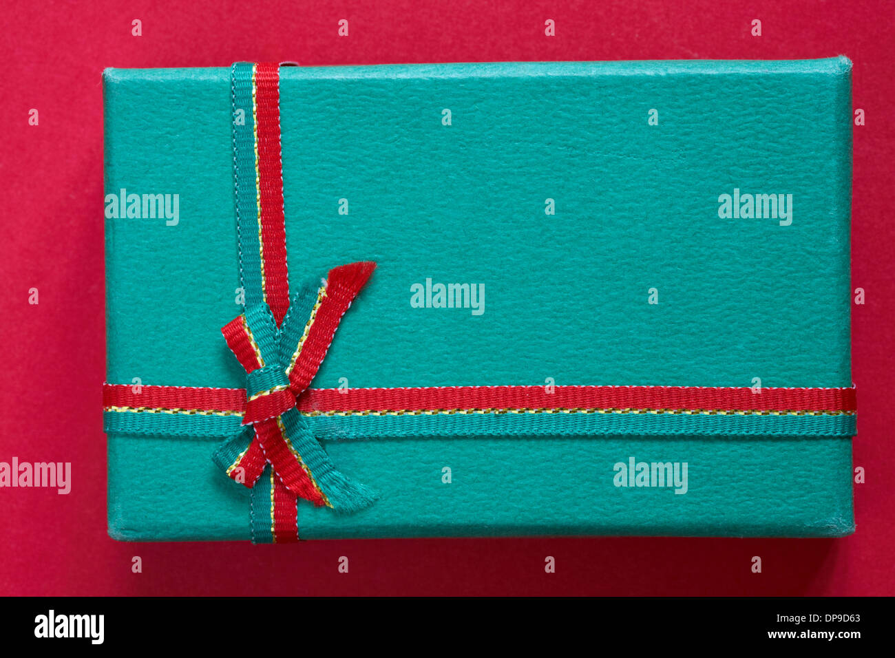 Green gift box hi-res stock photography and images - Alamy
