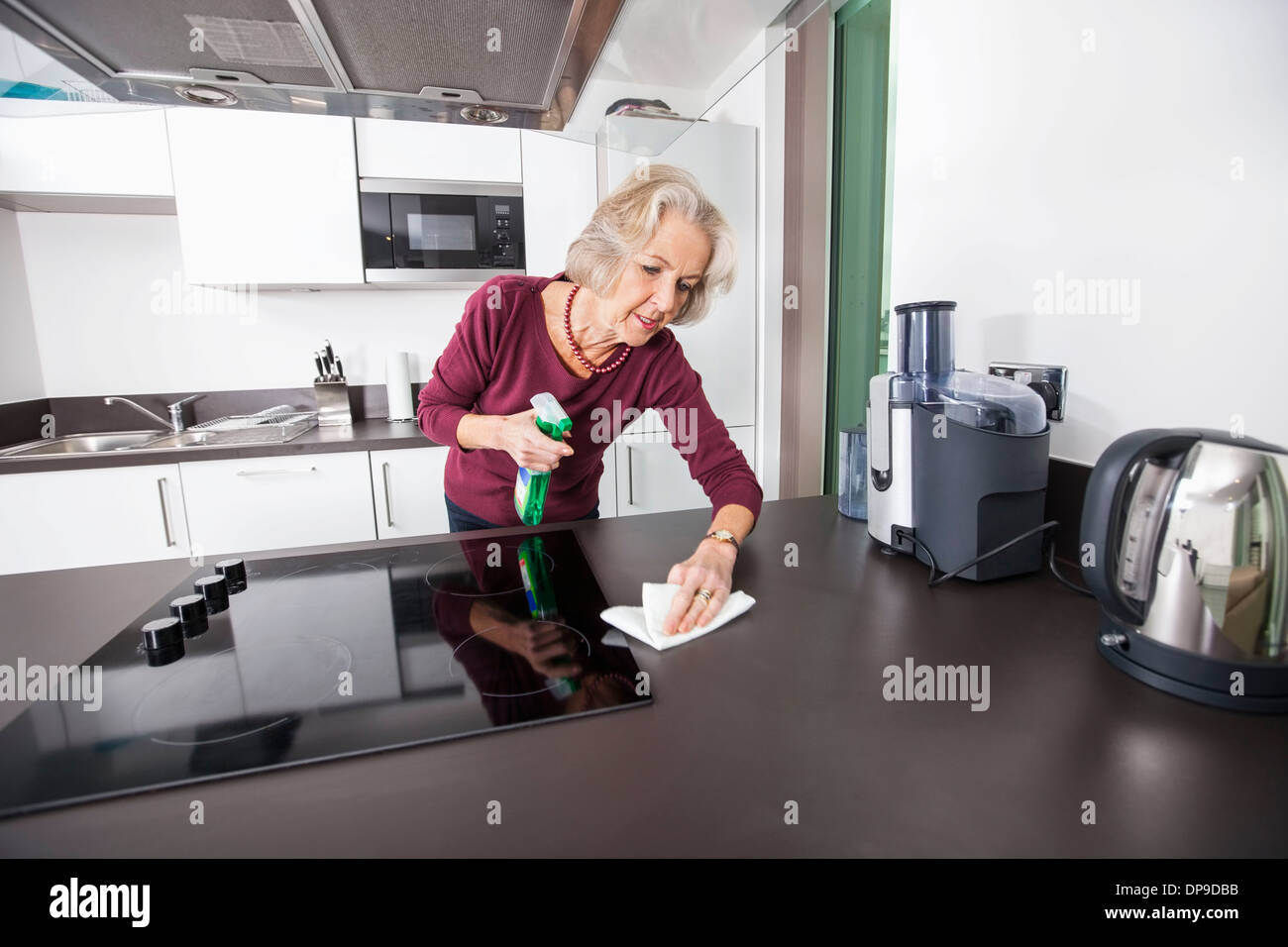 Woman wiping kitchen counter hi-res stock photography and images - Alamy