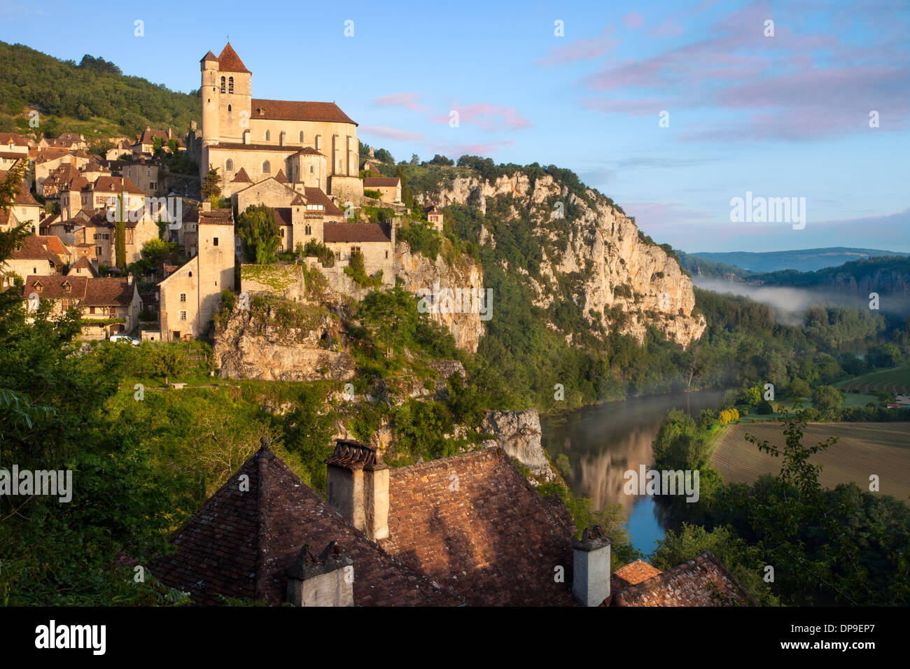 Saint cirq lapopie medieval village hi-res stock photography and images - Alamy