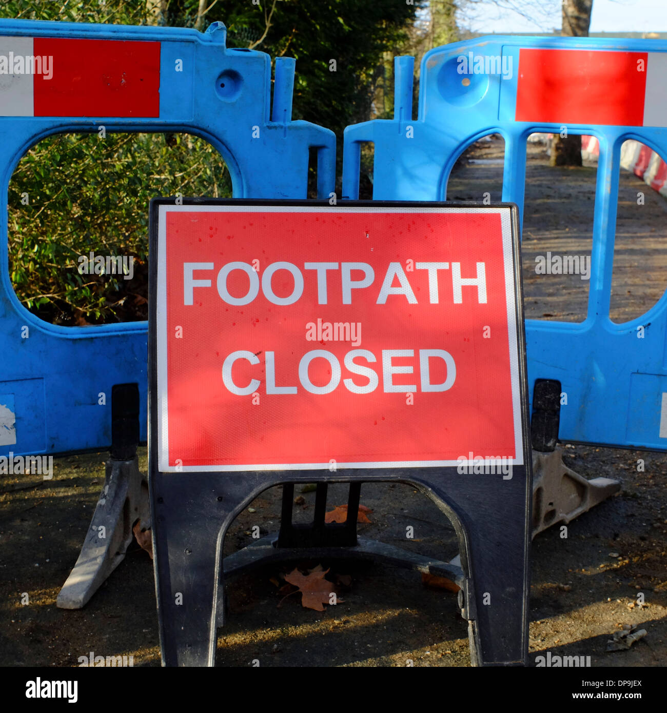 Footpath closed sign hi-res stock photography and images - Alamy Footpath closed sign hi-res stock photography and images - Alamy