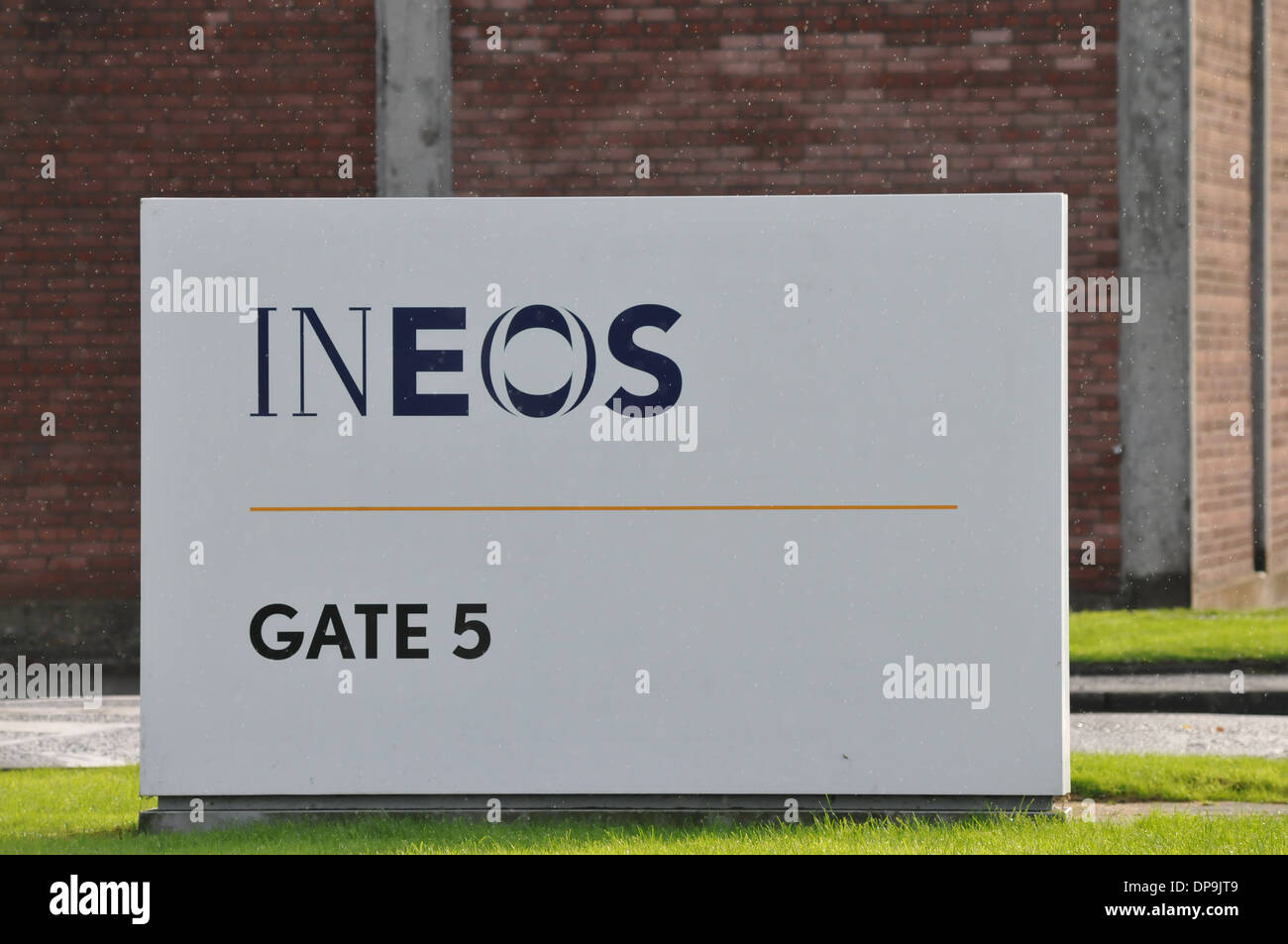 Workers at the ineos refinery at grangemouth hi-res stock photography ...