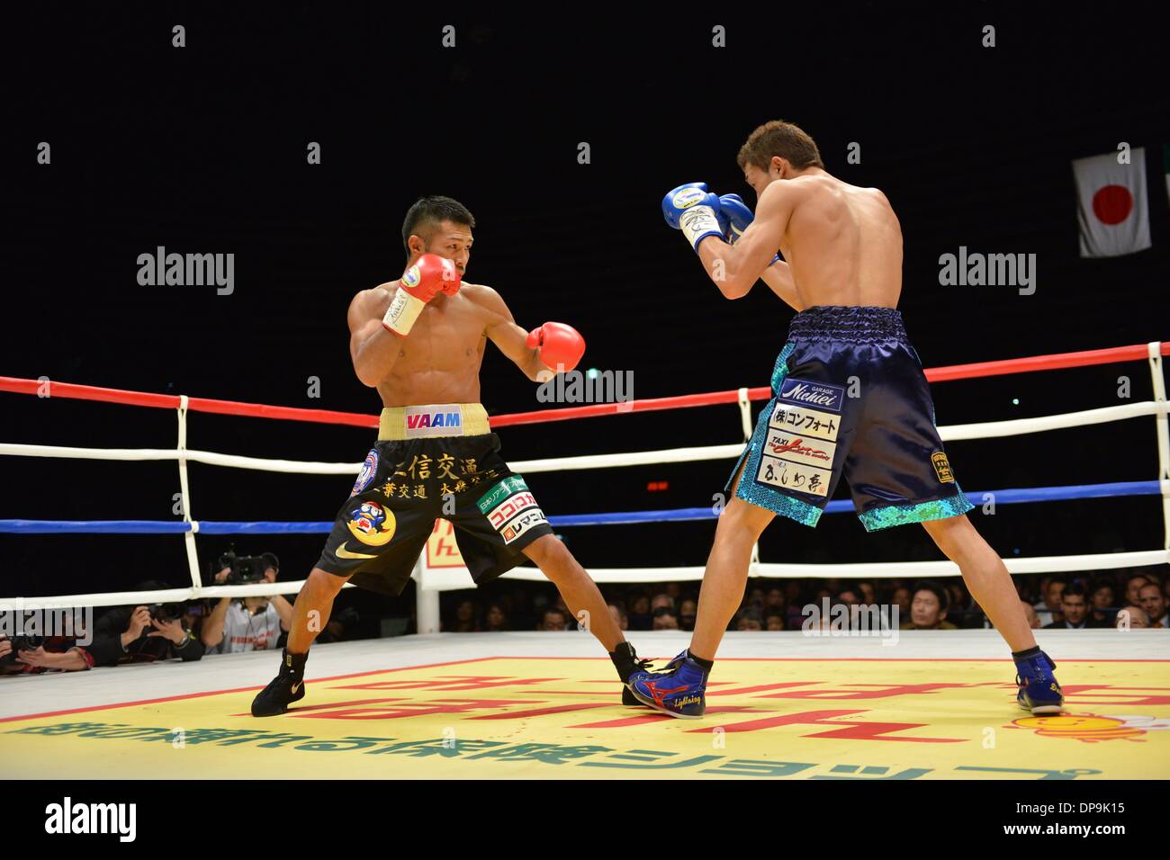 Tokyo, Japan. 31st Dec, 2013. (L-R) Takashi Uchiyama, Daiki Kaneko (JPN) Boxing : Takashi ...