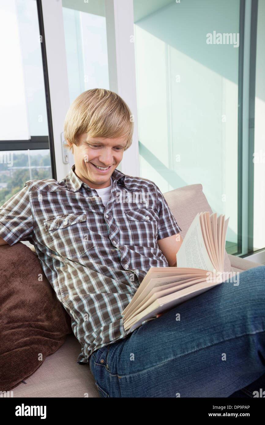 Men reading room hi-res stock photography and images - Alamy
