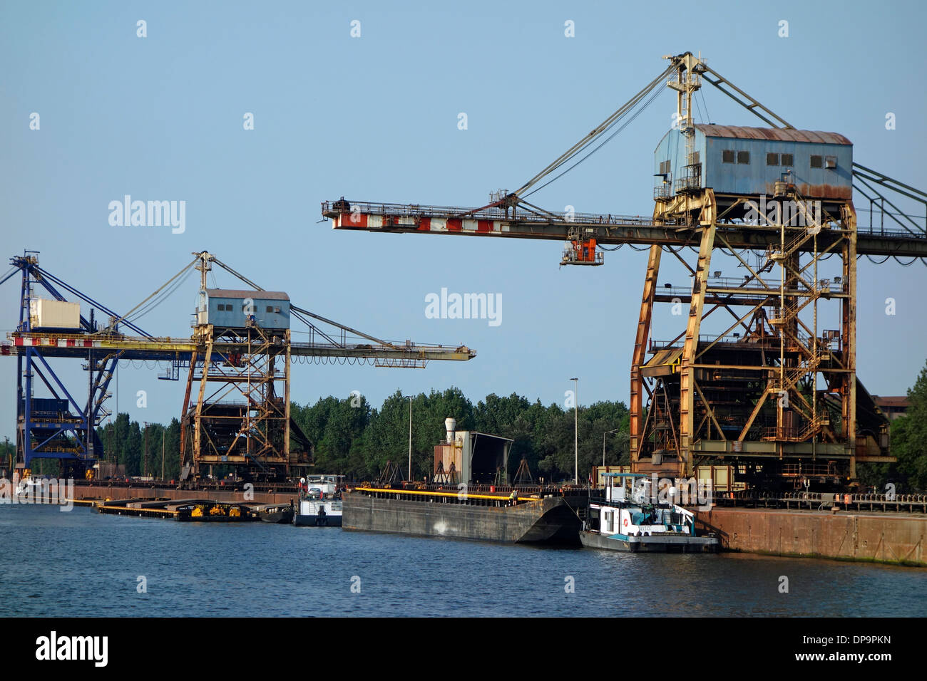 Dock cranes hi-res stock photography and images - Alamy