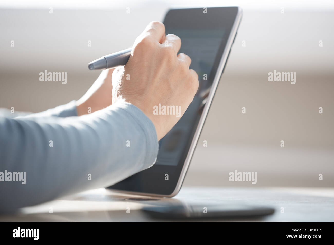 Everyday woman computer office hi-res stock photography and images - Alamy