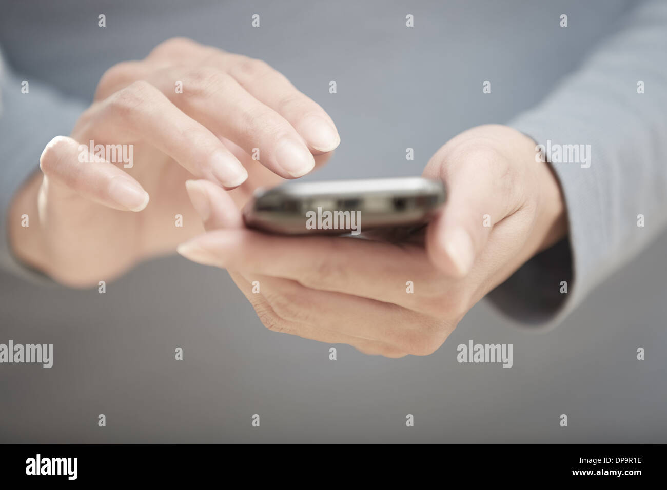 Hands woman sending sms hi-res stock photography and images - Alamy