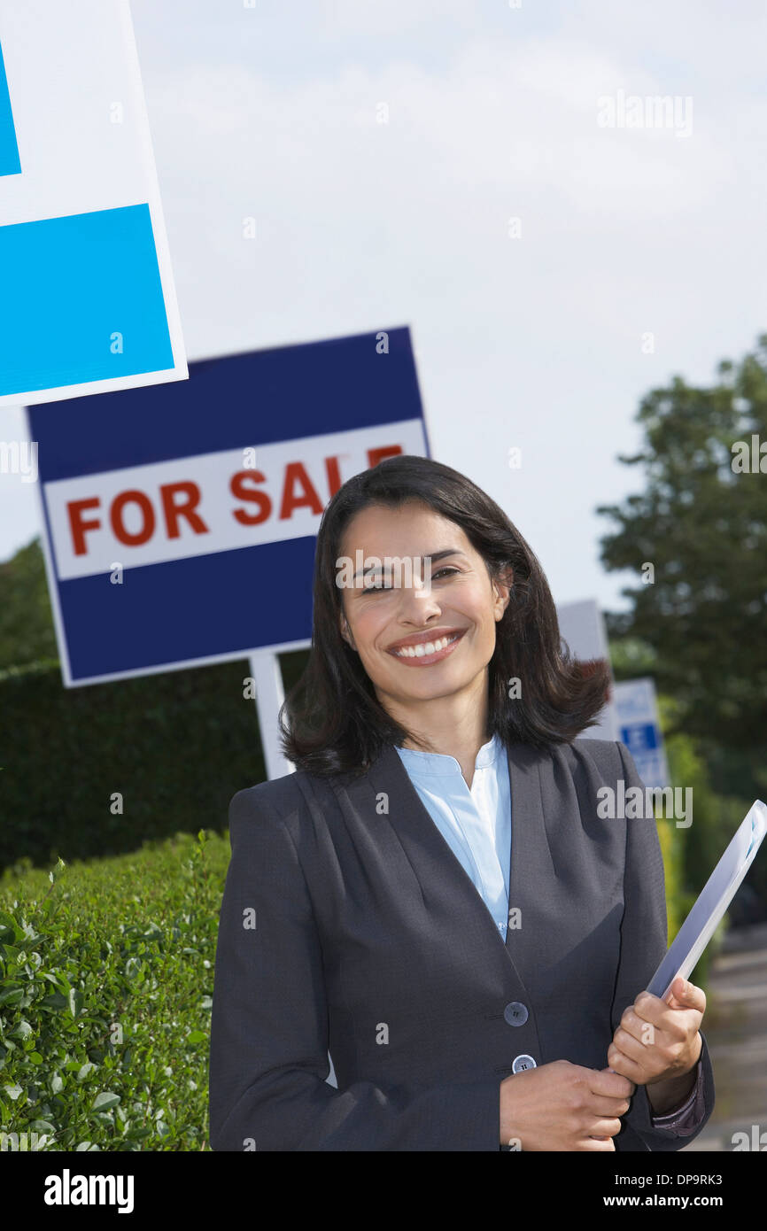 London estate agent signs hi-res stock photography and images - Alamy