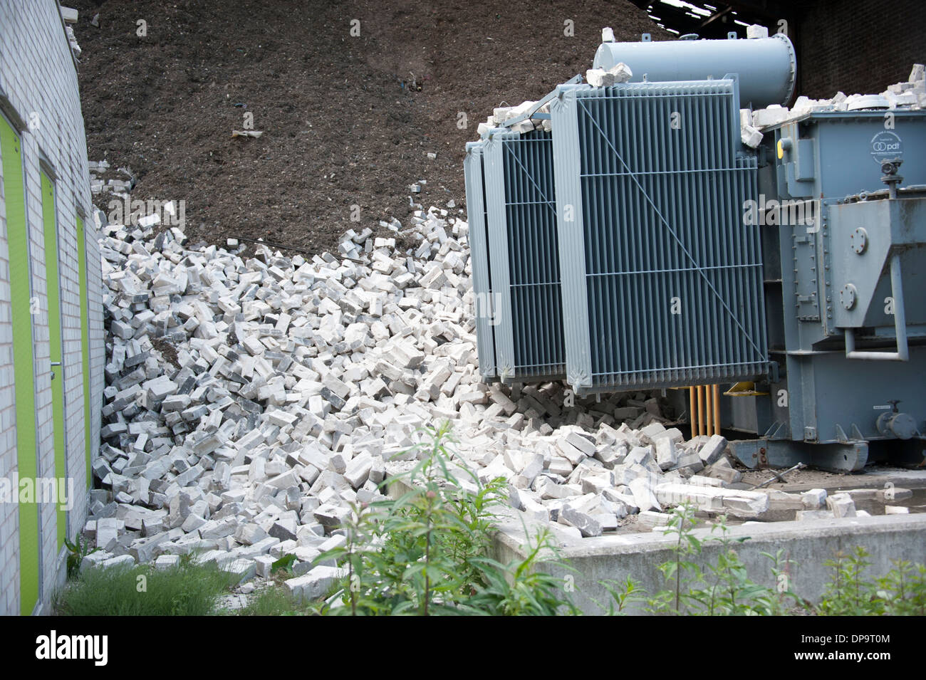 Structural collapse hi-res stock photography and images - Alamy
