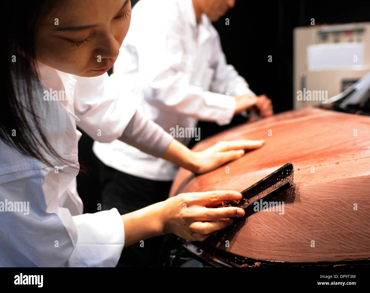 Tokyo, Japan. 10th Jan, 2014. Honda's employees demonstrate how to make ...
