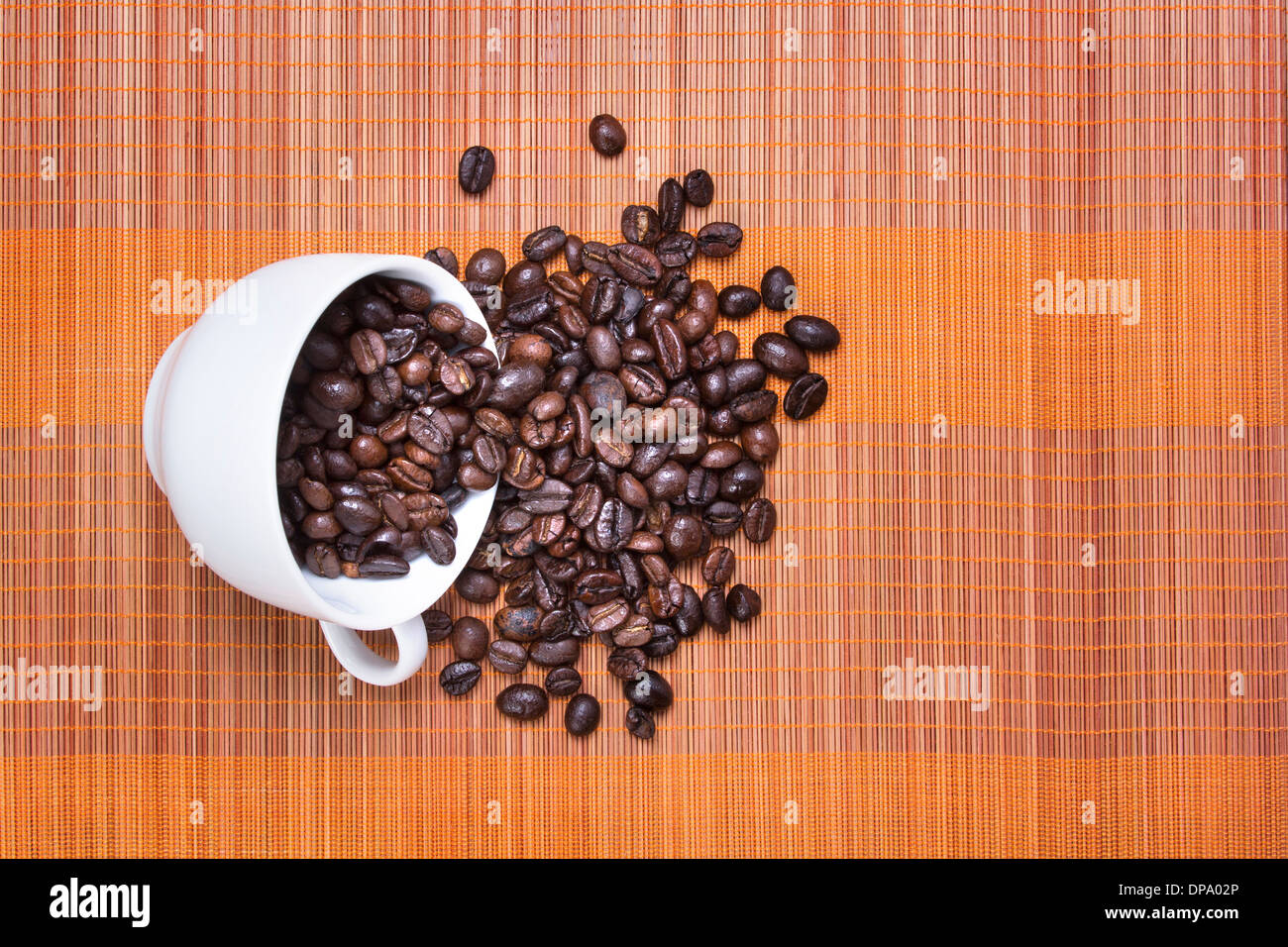 coffee bean cup spill over on wood table pattern Stock Photo - Alamy