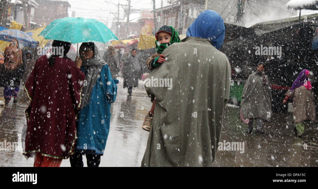 Srinagar, Indian Administered Kashmir : Kashmiris walk amid snow flakes ...