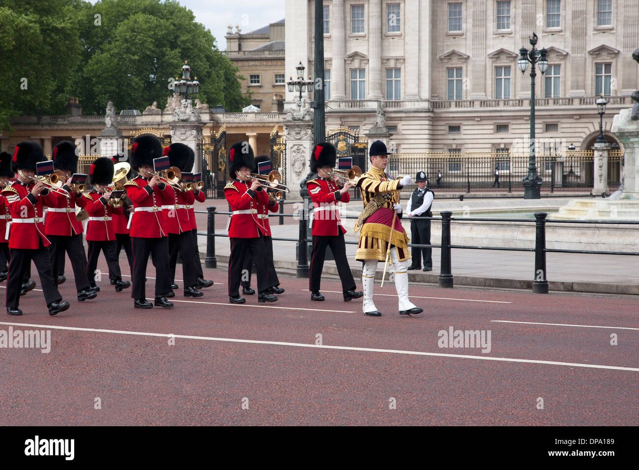 Coldstream guards uniform hi-res stock photography and images - Alamy