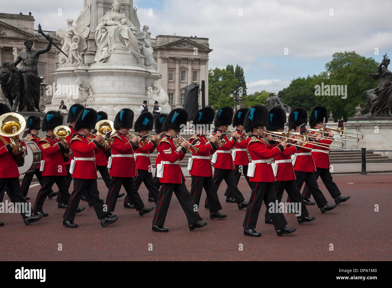 Trooping the colour hi-res stock photography and images - Alamy