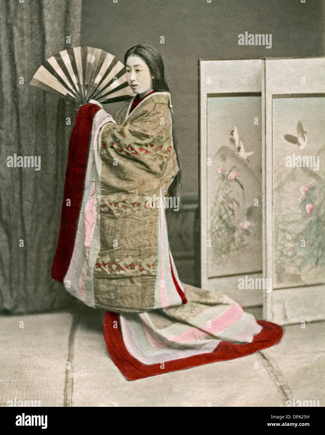Geisha fan hi-res stock photography and images - Alamy