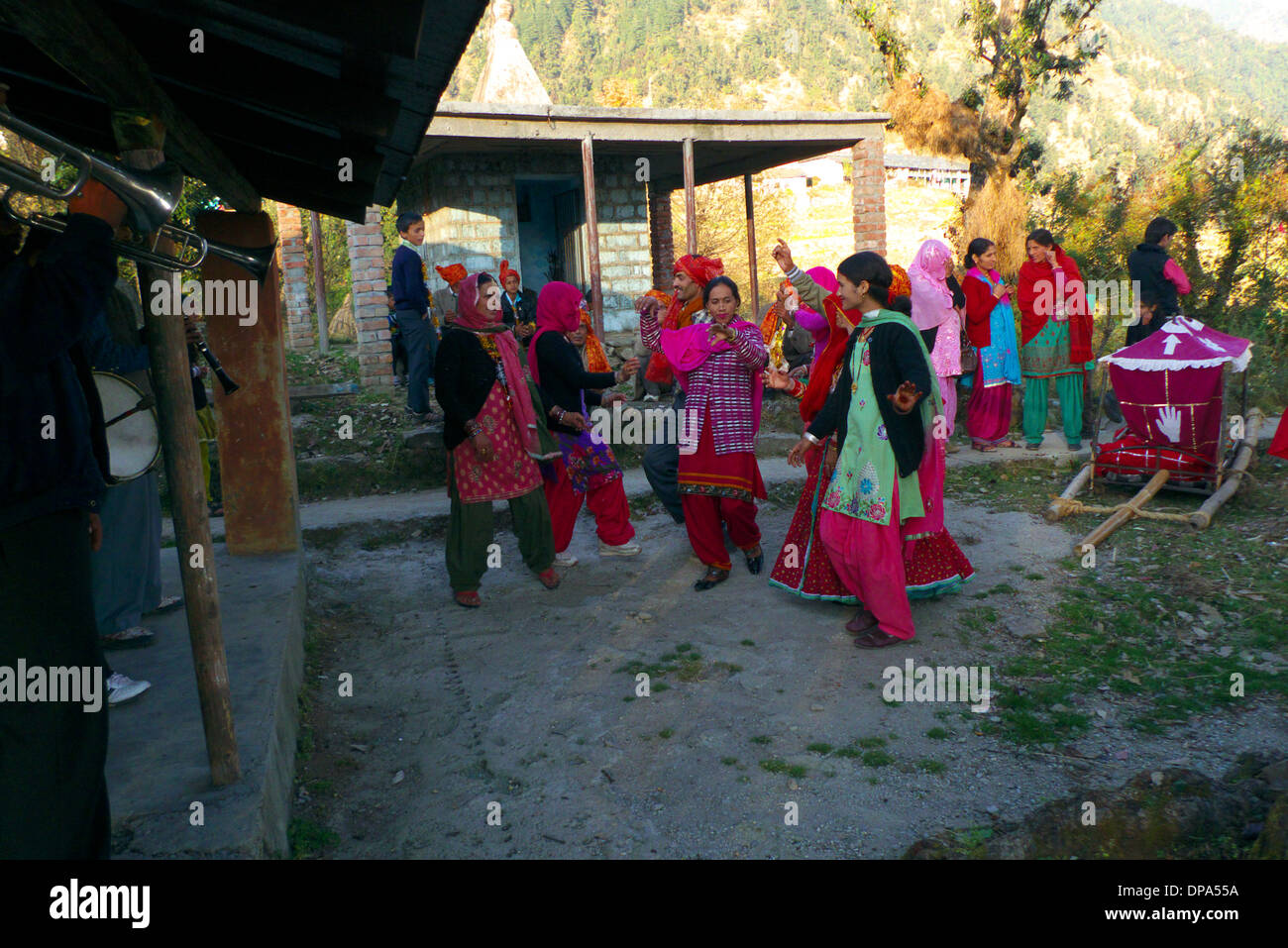Himachal pradesh dance hi-res stock photography and images - Alamy