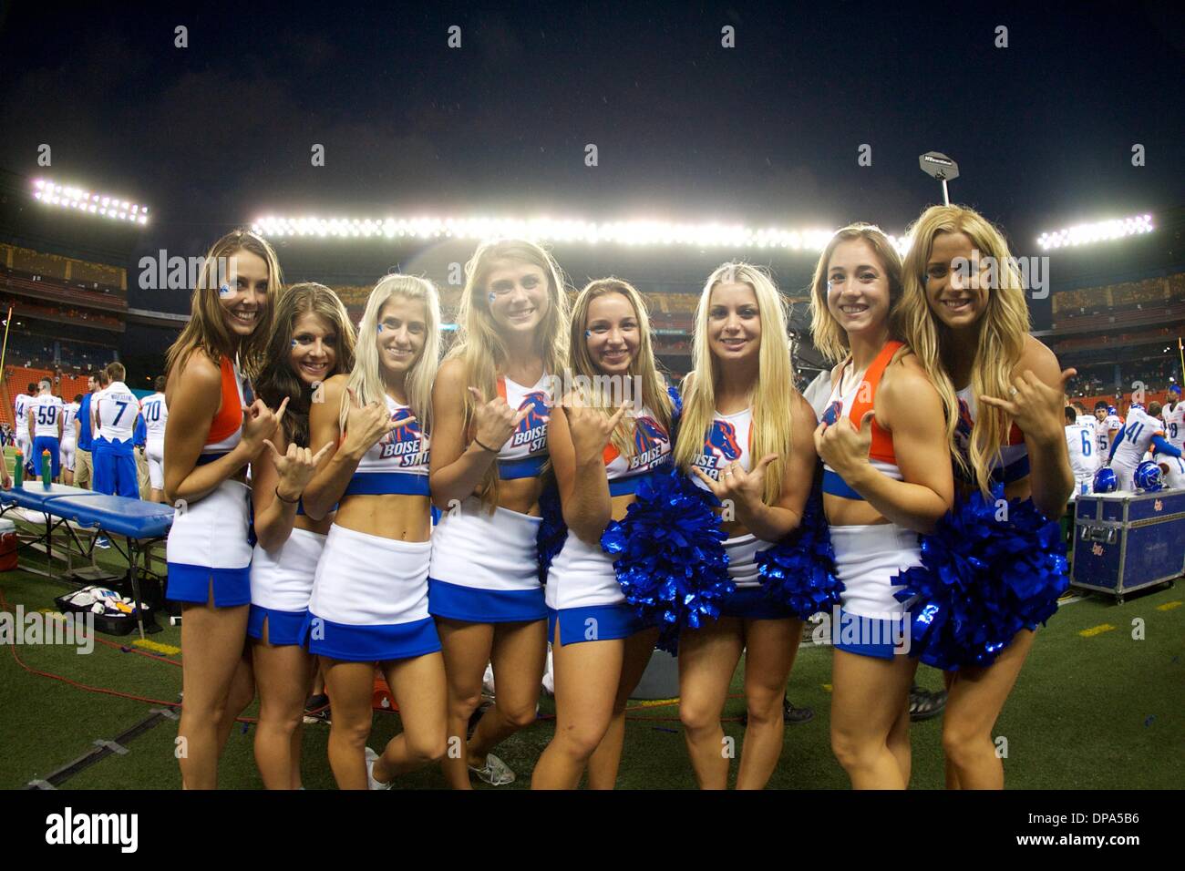 Boise state broncos cheerleaders hi-res stock photography and images ...