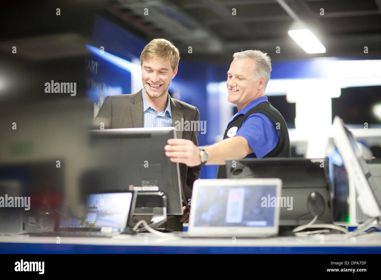 People buying computers hi-res stock photography and images - Alamy