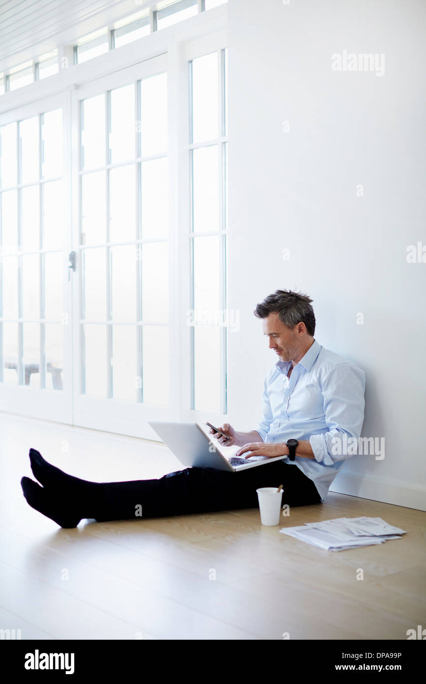 Man sitting on floor using laptop hi-res stock photography and images ...