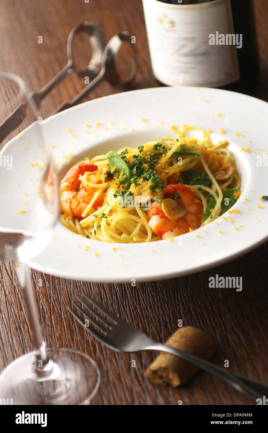 Still life of spaghetti with prawns and garnish Stock Photo - Alamy